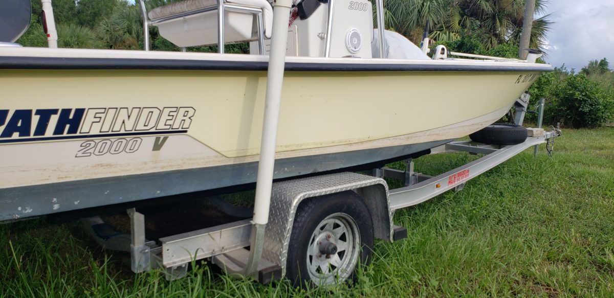Pathfinder 2000 Yellow - Topside Boat Cleaning - Mobile Boat Detailing